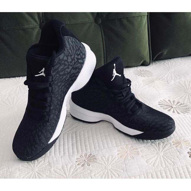 Jordan 11 sales vinotinto